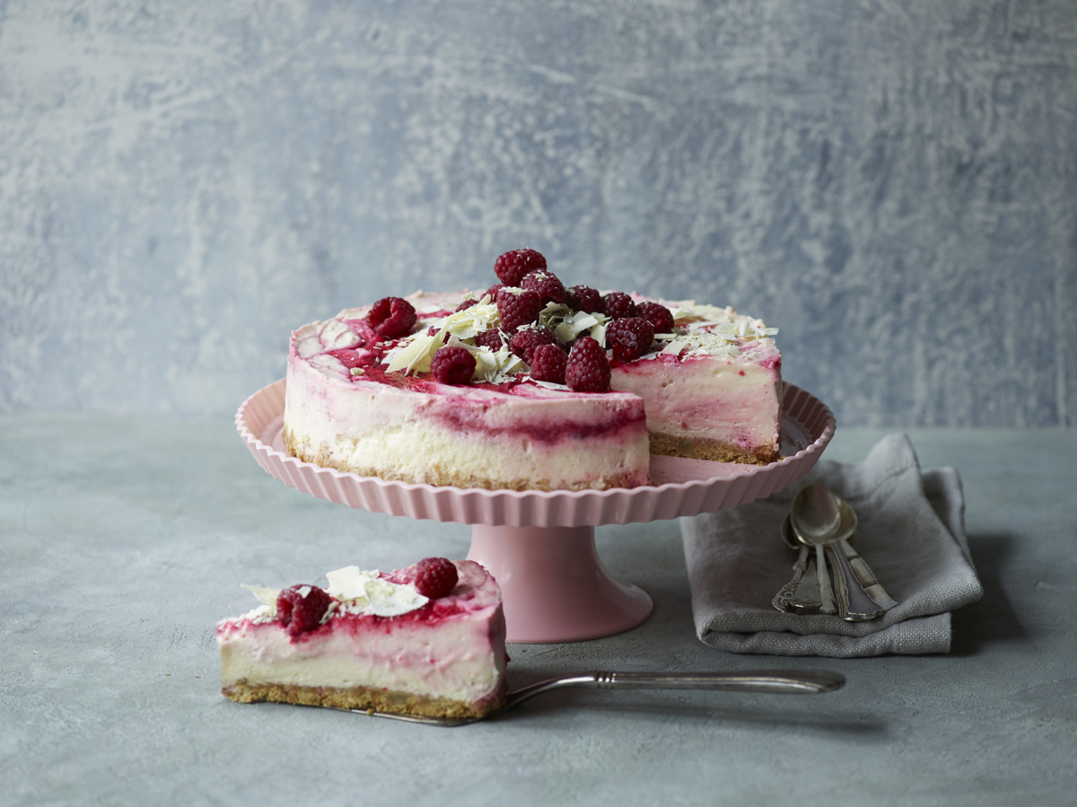 Fromasjkake med bringebær og marsipan